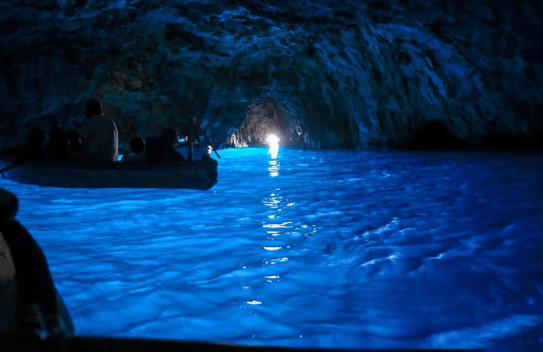 La Grotta Azzurra, la cavità naturale più bella al mondo - Traghetti Napoli